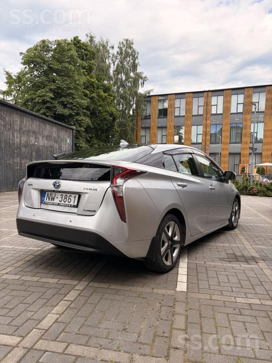 Grey Toyota Prius 2016 in Riga, with an engine capacity of 1.80 L and mileage of 78 thousand km for 12000 €, photo 3 on AUTOMOTO.COM.LV