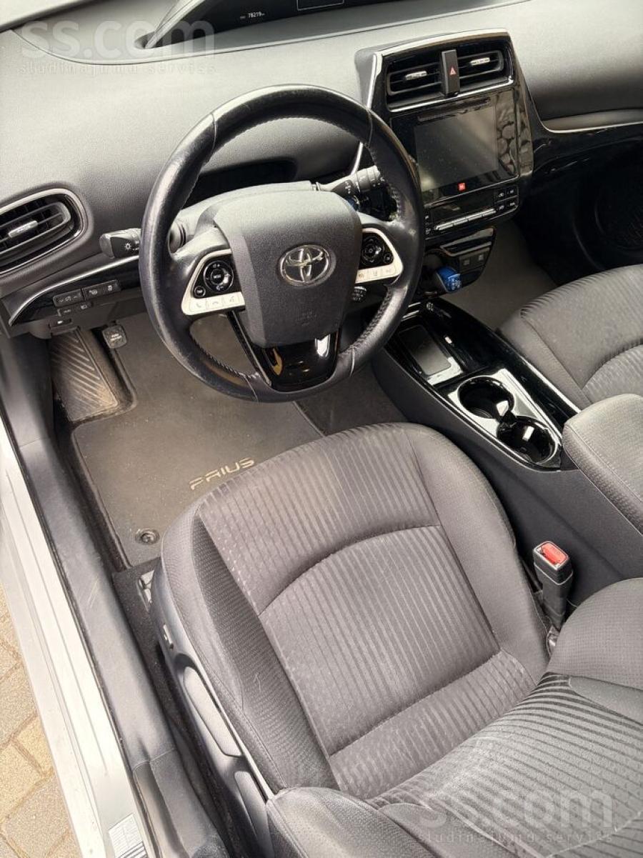 Grey Toyota Prius 2016 in Riga, with an engine capacity of 1.80 L and mileage of 78 thousand km for 12000 €, photo 4 on AUTOMOTO.COM.LV
