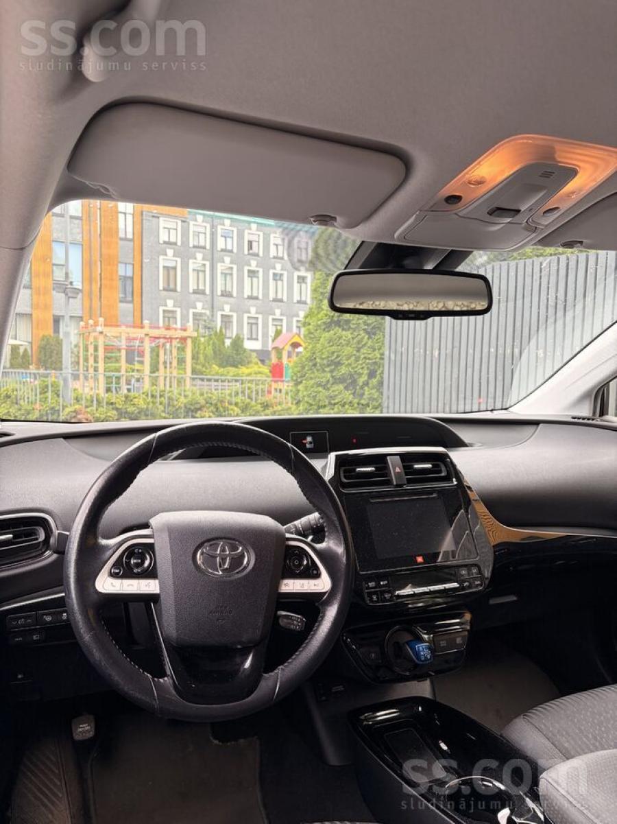 Grey Toyota Prius 2016 in Riga, with an engine capacity of 1.80 L and mileage of 78 thousand km for 12000 €, photo 5 on AUTOMOTO.COM.LV