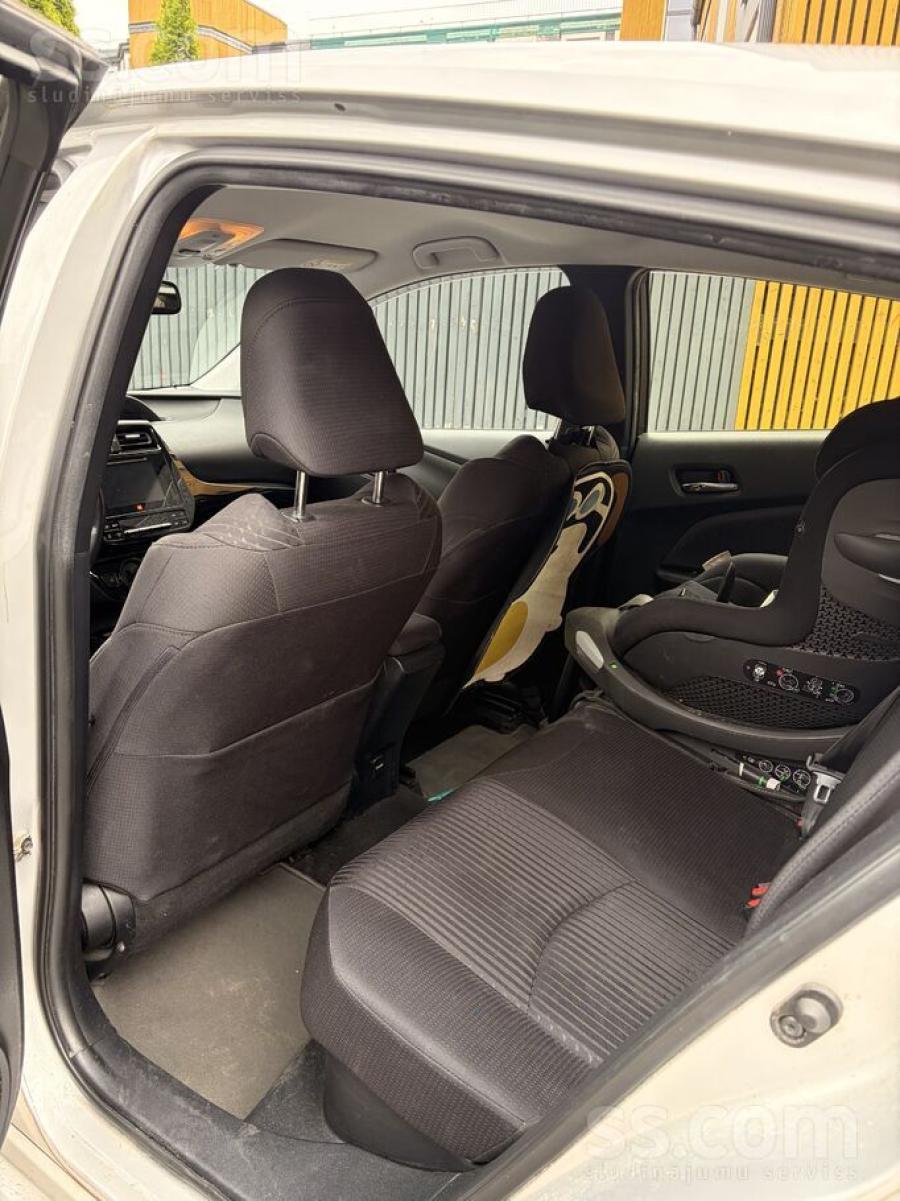 Grey Toyota Prius 2016 in Riga, with an engine capacity of 1.80 L and mileage of 78 thousand km for 12000 €, photo 6 on AUTOMOTO.COM.LV