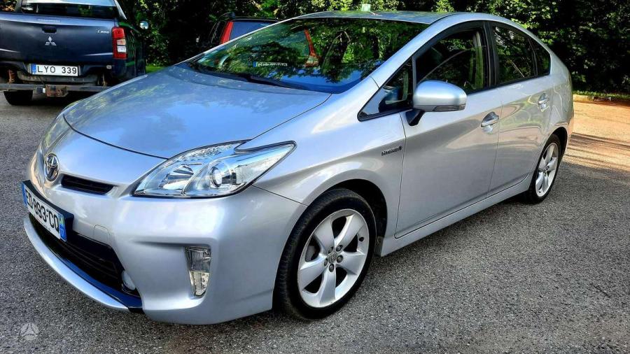 Grey Toyota Prius 2016 in Kaunas, with an engine capacity of 1.80 L and mileage of 277 thousand km for 7600 €, photo 1 on AUTOMOTO.COM.LV