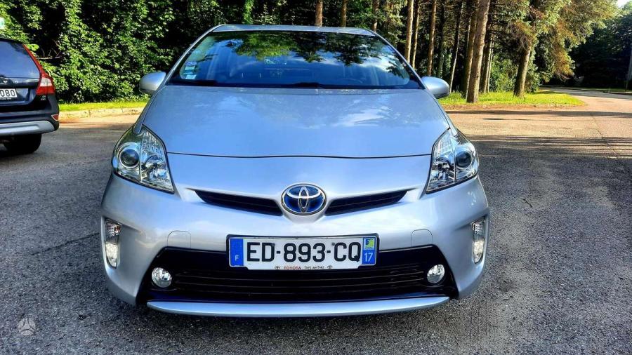 Grey Toyota Prius 2016 in Kaunas, with an engine capacity of 1.80 L and mileage of 277 thousand km for 7600 €, photo 3 on AUTOMOTO.COM.LV