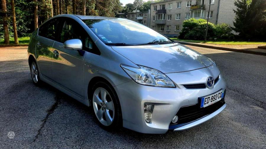 Grey Toyota Prius 2016 in Kaunas, with an engine capacity of 1.80 L and mileage of 277 thousand km for 7600 €, photo 4 on AUTOMOTO.COM.LV
