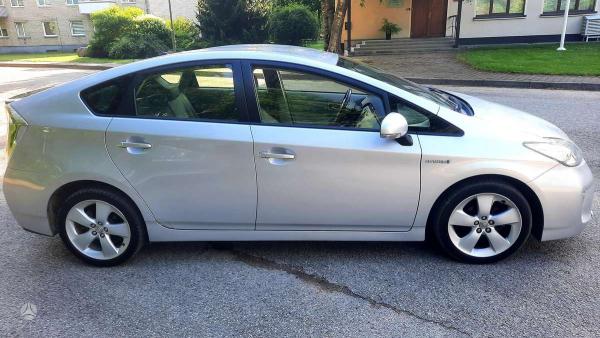 Grey Toyota Prius 2016 in Kaunas, with an engine capacity of 1.80 L and mileage of 277 thousand km for 7600 €, photo 4 on AUTOMOTO.COM.LV