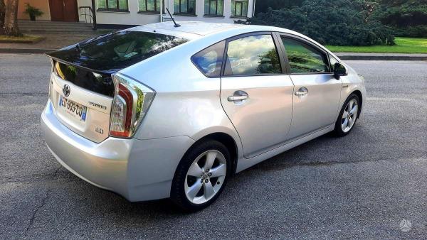 Grey Toyota Prius 2016 in Kaunas, with an engine capacity of 1.80 L and mileage of 277 thousand km for 7600 €, photo 5 on AUTOMOTO.COM.LV