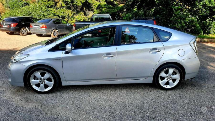 Grey Toyota Prius 2016 in Kaunas, with an engine capacity of 1.80 L and mileage of 277 thousand km for 7600 €, photo 9 on AUTOMOTO.COM.LV