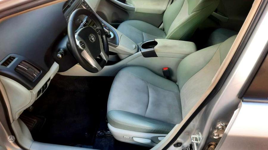Grey Toyota Prius 2016 in Kaunas, with an engine capacity of 1.80 L and mileage of 277 thousand km for 7600 €, photo 11 on AUTOMOTO.COM.LV