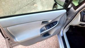 Grey Toyota Prius 2016 in Kaunas, with an engine capacity of 1.80 L and mileage of 277 thousand km for 7600 €, photo 12 on AUTOMOTO.COM.LV