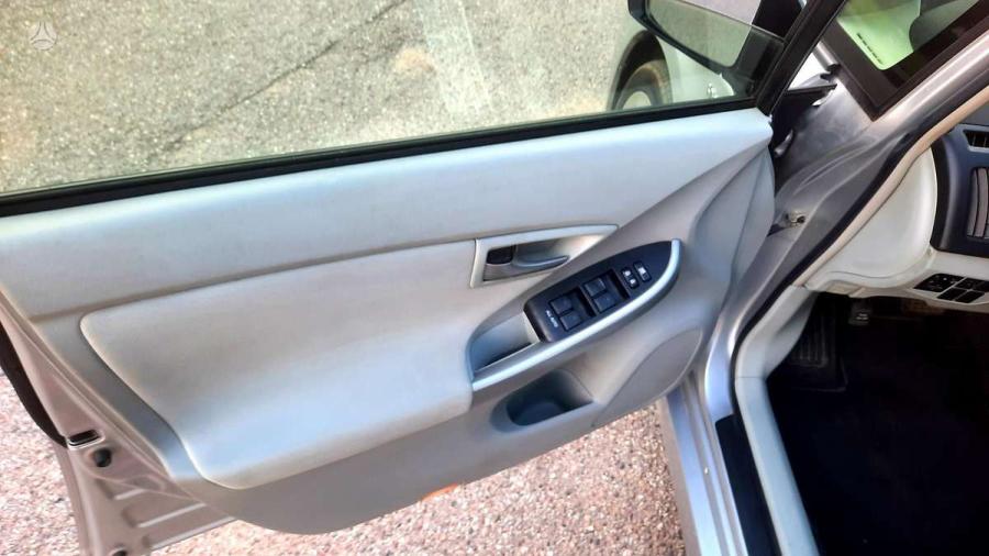 Grey Toyota Prius 2016 in Kaunas, with an engine capacity of 1.80 L and mileage of 277 thousand km for 7600 €, photo 12 on AUTOMOTO.COM.LV