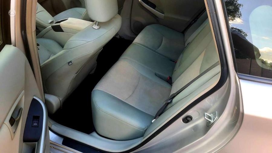 Grey Toyota Prius 2016 in Kaunas, with an engine capacity of 1.80 L and mileage of 277 thousand km for 7600 €, photo 13 on AUTOMOTO.COM.LV