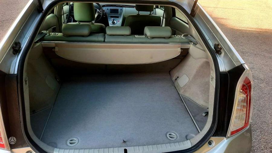 Grey Toyota Prius 2016 in Kaunas, with an engine capacity of 1.80 L and mileage of 277 thousand km for 7600 €, photo 14 on AUTOMOTO.COM.LV