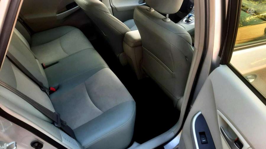 Grey Toyota Prius 2016 in Kaunas, with an engine capacity of 1.80 L and mileage of 277 thousand km for 7600 €, photo 16 on AUTOMOTO.COM.LV