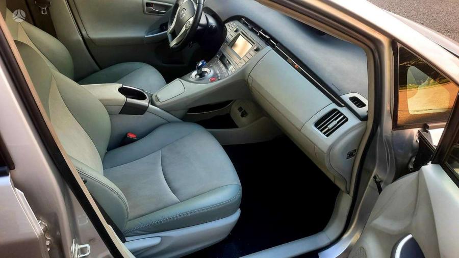 Grey Toyota Prius 2016 in Kaunas, with an engine capacity of 1.80 L and mileage of 277 thousand km for 7600 €, photo 17 on AUTOMOTO.COM.LV