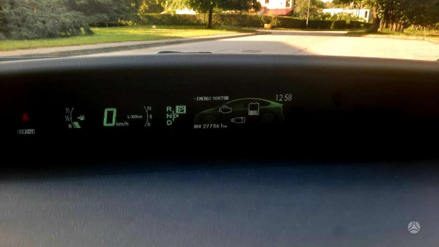 Grey Toyota Prius 2016 in Kaunas, with an engine capacity of 1.80 L and mileage of 277 thousand km for 7600 €, photo 19 on AUTOMOTO.COM.LV