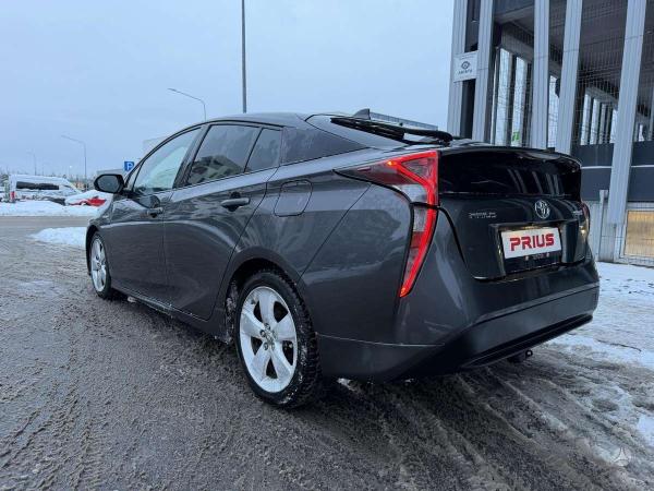 Grey Toyota Prius 2017 in Vilnius, with an engine capacity of 1.80 L and mileage of 152 thousand km for 14550 €, photo 4 on AUTOMOTO.COM.LV