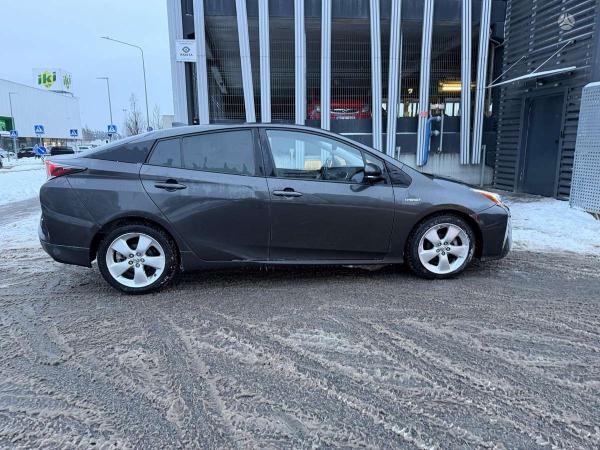 Grey Toyota Prius 2017 in Vilnius, with an engine capacity of 1.80 L and mileage of 152 thousand km for 14550 €, photo 5 on AUTOMOTO.COM.LV