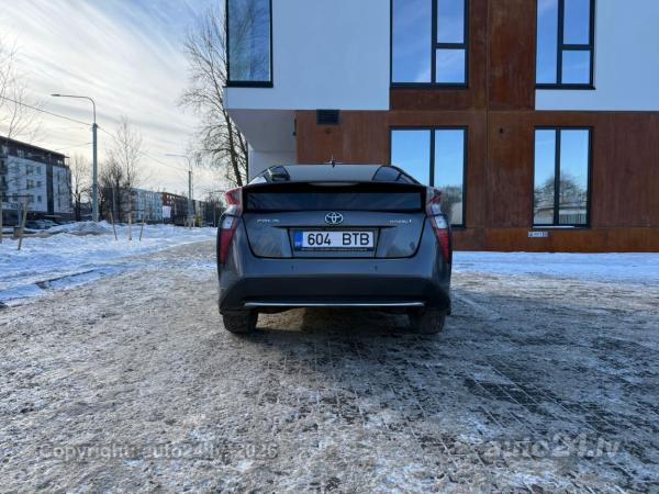 Grey Toyota Prius 2017 in Tallinn, with an engine capacity of 1.80 L and mileage of 82 thousand km for 17900 €, photo 2 on AUTOMOTO.COM.LV