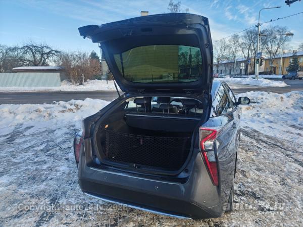 Grey Toyota Prius 2017 in Tallinn, with an engine capacity of 1.80 L and mileage of 82 thousand km for 17900 €, photo 10 on AUTOMOTO.COM.LV