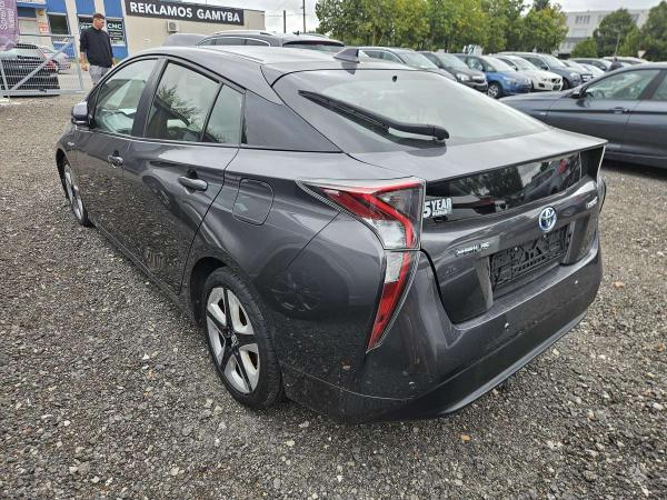 Pelēks Toyota Prius 2017 Šauļi, ar dzinēja tilpumu 1.80 L un nobraukumu 222 tūkst. km par 9700 €, foto 4 vietnē AUTOMOTO.COM.LV
