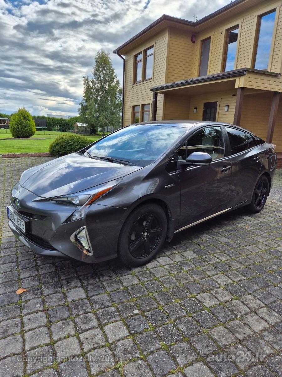 Pelēks Toyota Prius 2017 Tallina, ar dzinēja tilpumu 1.80 L un nobraukumu 98 tūkst. km par 17000 €, foto 1 vietnē AUTOMOTO.COM.LV