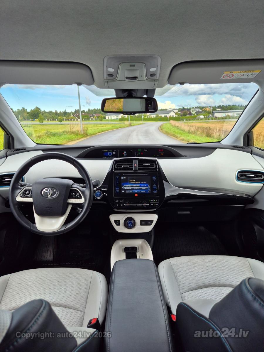 Pelēks Toyota Prius 2017 Tallina, ar dzinēja tilpumu 1.80 L un nobraukumu 98 tūkst. km par 17000 €, foto 9 vietnē AUTOMOTO.COM.LV