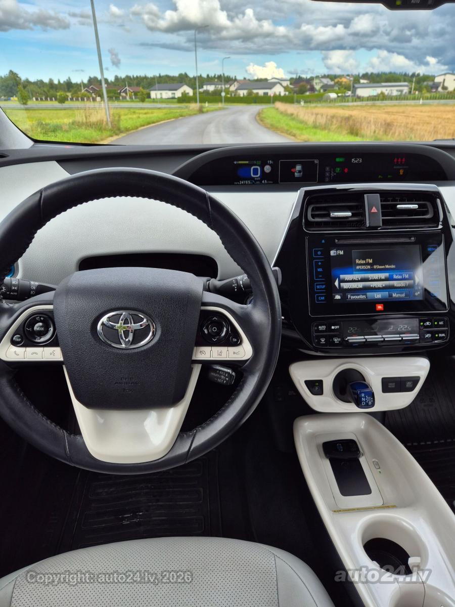 Pelēks Toyota Prius 2017 Tallina, ar dzinēja tilpumu 1.80 L un nobraukumu 98 tūkst. km par 17000 €, foto 10 vietnē AUTOMOTO.COM.LV