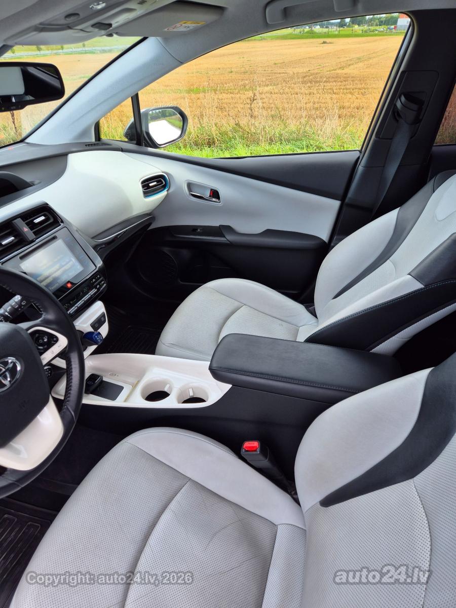 Pelēks Toyota Prius 2017 Tallina, ar dzinēja tilpumu 1.80 L un nobraukumu 98 tūkst. km par 17000 €, foto 11 vietnē AUTOMOTO.COM.LV