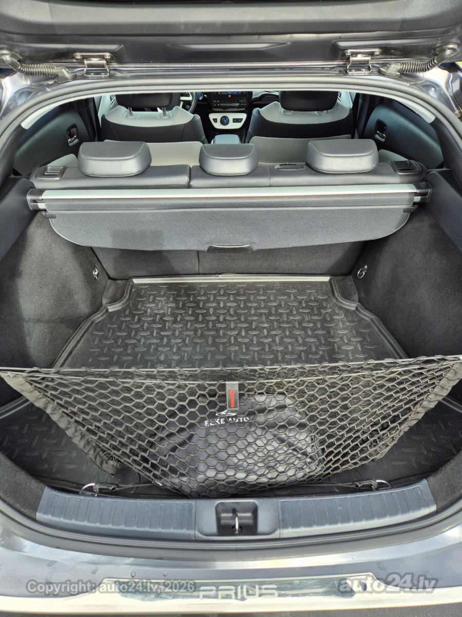 Pelēks Toyota Prius 2017 Tallina, ar dzinēja tilpumu 1.80 L un nobraukumu 98 tūkst. km par 17000 €, foto 13 vietnē AUTOMOTO.COM.LV