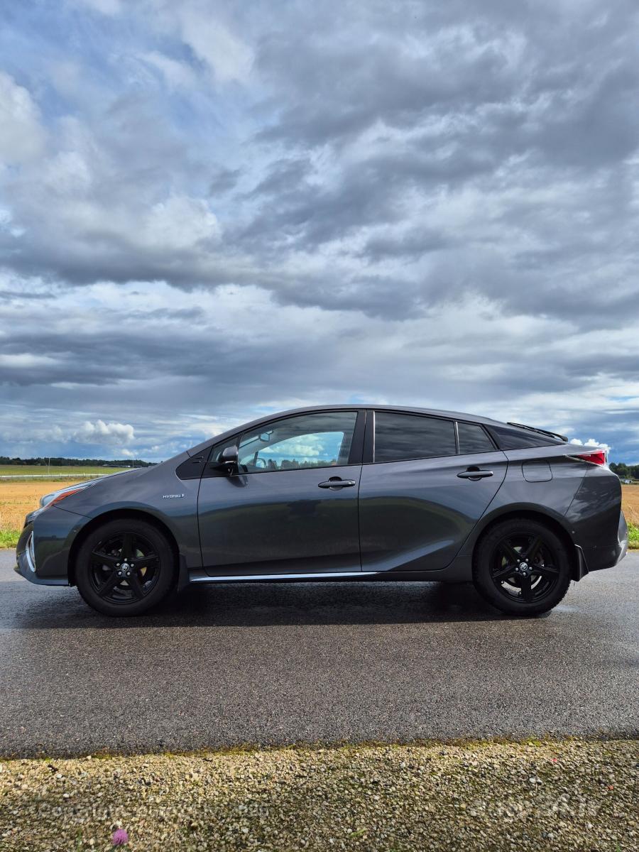 Pelēks Toyota Prius 2017 Tallina, ar dzinēja tilpumu 1.80 L un nobraukumu 98 tūkst. km par 17000 €, foto 17 vietnē AUTOMOTO.COM.LV