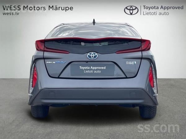 Pelēks Toyota Prius 2018 Rīga, ar dzinēja tilpumu 1.80 L un nobraukumu 141 tūkst. km par 18990 €, foto 4 vietnē AUTOMOTO.COM.LV