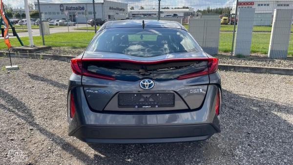 Grey Toyota Prius 2018 in Marijampole, with an engine capacity of 1.80 L and mileage of 185 thousand km for 13990 €, photo 9 on AUTOMOTO.COM.LV