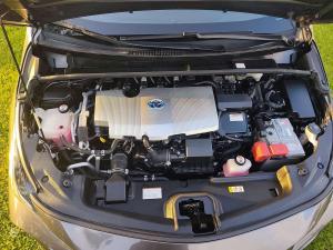 Grey Toyota Prius 2019 in Joniskis, with an engine capacity of 1.80 L and mileage of 46 thousand km for 16999 €, photo 3 on AUTOMOTO.COM.LV