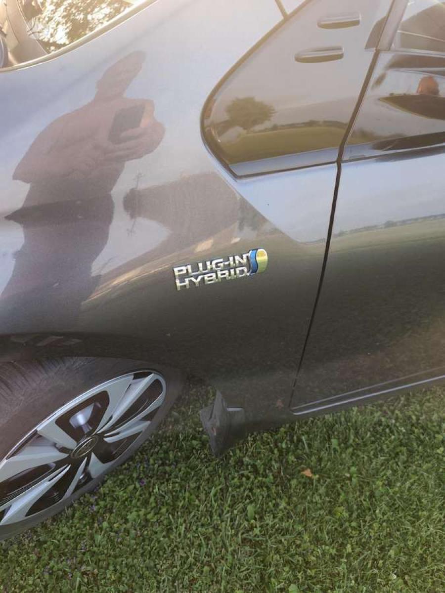 Grey Toyota Prius 2019 in Joniskis, with an engine capacity of 1.80 L and mileage of 46 thousand km for 16999 €, photo 4 on AUTOMOTO.COM.LV