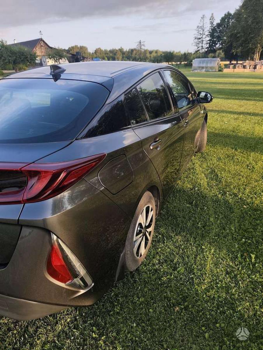 Grey Toyota Prius 2019 in Joniskis, with an engine capacity of 1.80 L and mileage of 46 thousand km for 16999 €, photo 6 on AUTOMOTO.COM.LV
