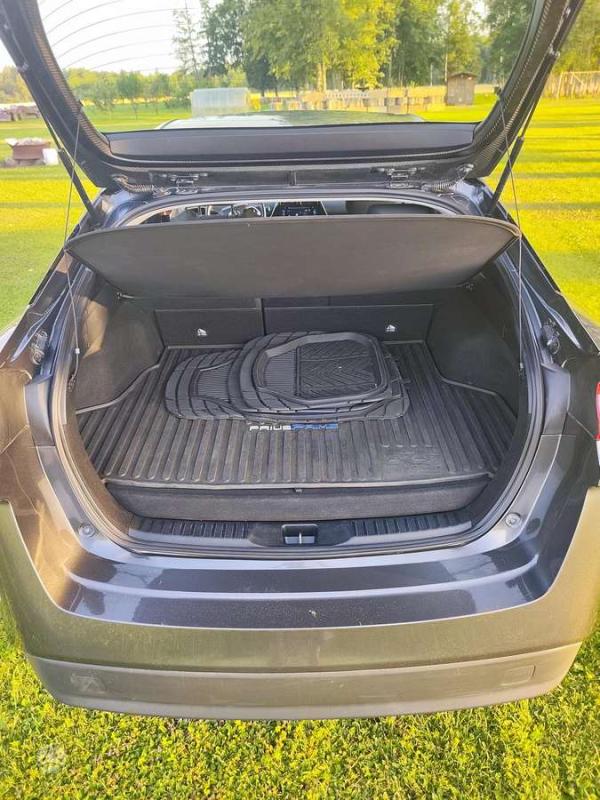 Grey Toyota Prius 2019 in Joniskis, with an engine capacity of 1.80 L and mileage of 46 thousand km for 16999 €, photo 9 on AUTOMOTO.COM.LV