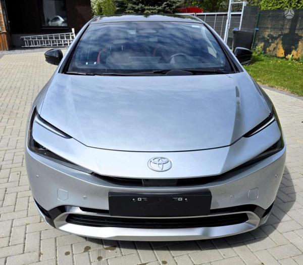 Grey Toyota Prius 2025 in Vilnius, with an engine capacity of 1.99 L and mileage of 7 thousand km for 31890 €, photo 3 on AUTOMOTO.COM.LV