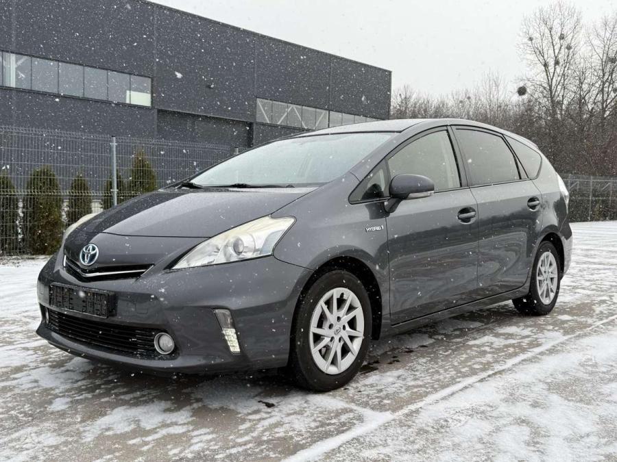 Grey Toyota Prius 2012 in Kaunas, with an engine capacity of 1.80 L and mileage of 211 thousand km for 8300 €, photo 1 on AUTOMOTO.COM.LV