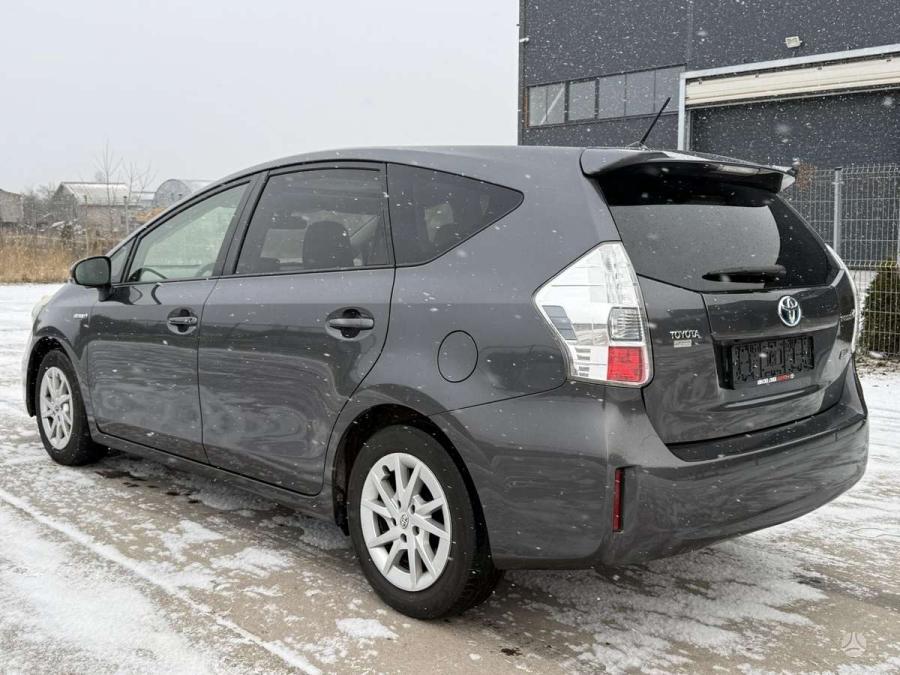 Grey Toyota Prius 2012 in Kaunas, with an engine capacity of 1.80 L and mileage of 211 thousand km for 8300 €, photo 3 on AUTOMOTO.COM.LV