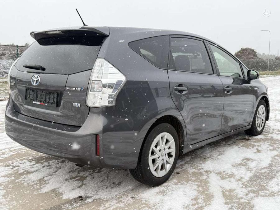 Grey Toyota Prius 2012 in Kaunas, with an engine capacity of 1.80 L and mileage of 211 thousand km for 8300 €, photo 5 on AUTOMOTO.COM.LV
