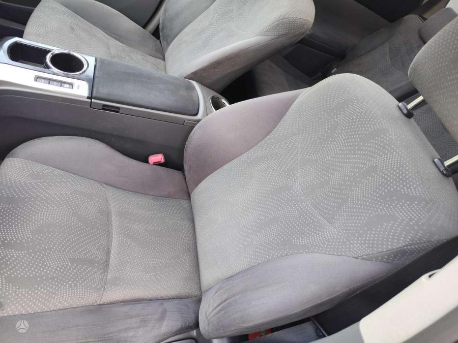 Pelēks Toyota Prius 2012 Kauņa, ar dzinēja tilpumu 1.80 L un nobraukumu 180 tūkst. km par 8650 €, foto 18 vietnē AUTOMOTO.COM.LV