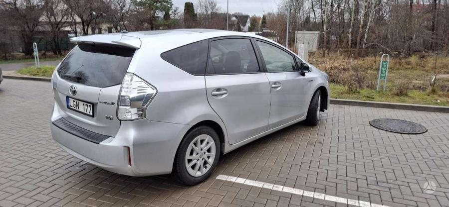Grey Toyota Prius 2013 in Vilnius, with an engine capacity of 1.80 L and mileage of 305 thousand km for 7000 €, photo 5 on AUTOMOTO.COM.LV