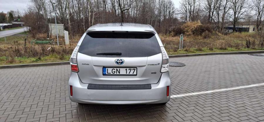 Grey Toyota Prius 2013 in Vilnius, with an engine capacity of 1.80 L and mileage of 305 thousand km for 7000 €, photo 6 on AUTOMOTO.COM.LV