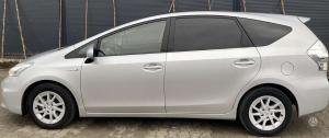 Grey Toyota Prius 2013 in Vilnius, with an engine capacity of 1.80 L and mileage of 215 thousand km for 9950 €, photo 5 on AUTOMOTO.COM.LV