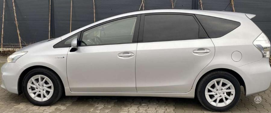 Grey Toyota Prius 2013 in Vilnius, with an engine capacity of 1.80 L and mileage of 215 thousand km for 9950 €, photo 5 on AUTOMOTO.COM.LV