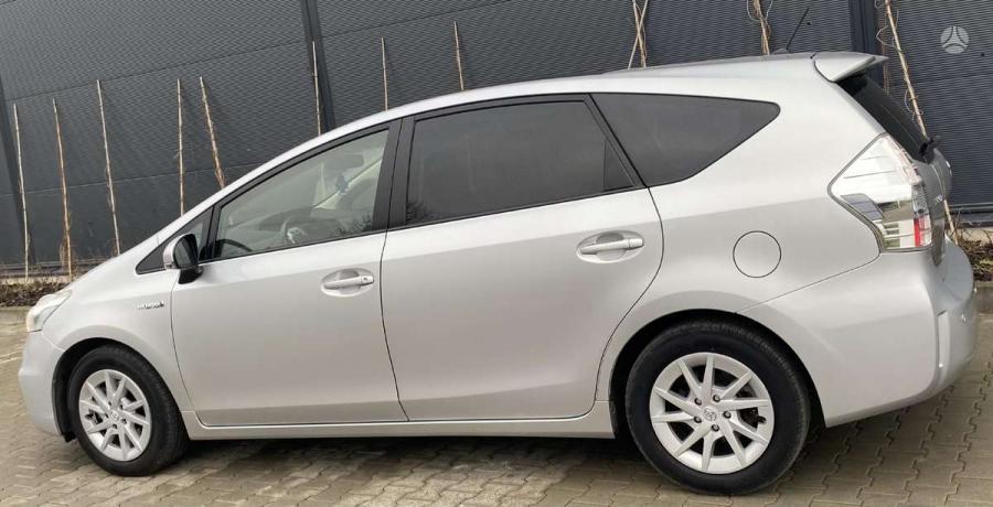 Grey Toyota Prius 2013 in Vilnius, with an engine capacity of 1.80 L and mileage of 215 thousand km for 9950 €, photo 6 on AUTOMOTO.COM.LV