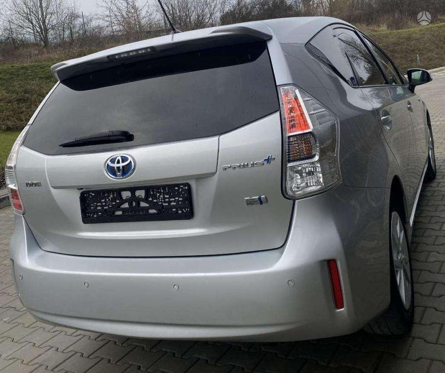 Grey Toyota Prius 2013 in Vilnius, with an engine capacity of 1.80 L and mileage of 215 thousand km for 9950 €, photo 7 on AUTOMOTO.COM.LV