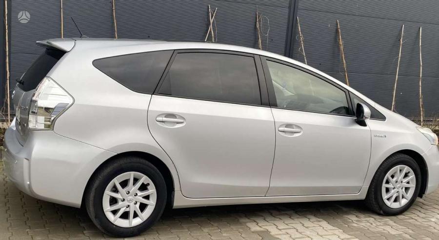Grey Toyota Prius 2013 in Vilnius, with an engine capacity of 1.80 L and mileage of 215 thousand km for 9950 €, photo 8 on AUTOMOTO.COM.LV