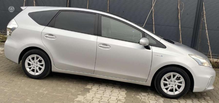Grey Toyota Prius 2013 in Vilnius, with an engine capacity of 1.80 L and mileage of 215 thousand km for 9950 €, photo 9 on AUTOMOTO.COM.LV