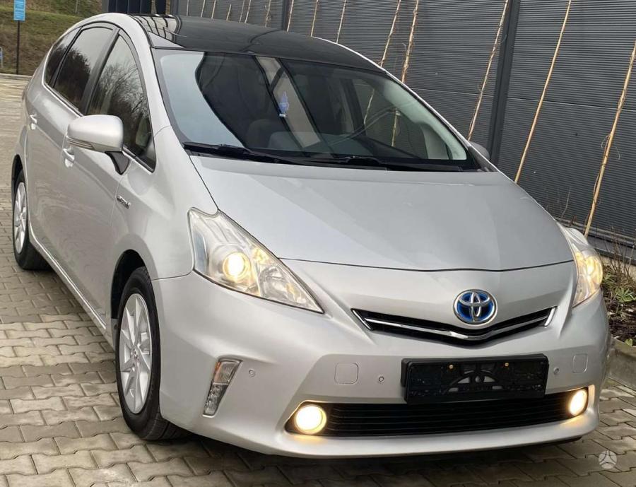 Grey Toyota Prius 2013 in Vilnius, with an engine capacity of 1.80 L and mileage of 215 thousand km for 9950 €, photo 11 on AUTOMOTO.COM.LV