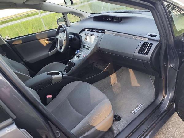 Grey Toyota Prius 2013 in Kaunas, with an engine capacity of 1.80 L and mileage of 243 thousand km for 7300 €, photo 9 on AUTOMOTO.COM.LV